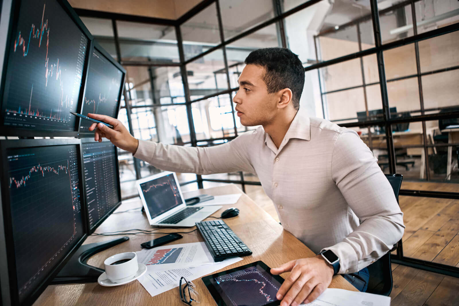 Regulatory Compliance for Banks | SymphonyAI Sensa-NetReveal Regulatory Compliance for Banks | SymphonyAI Sensa-NetReveal